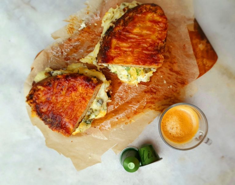 Sandviș grill cu brânzeturi, castraveți murați prăjiți și un pic de ...